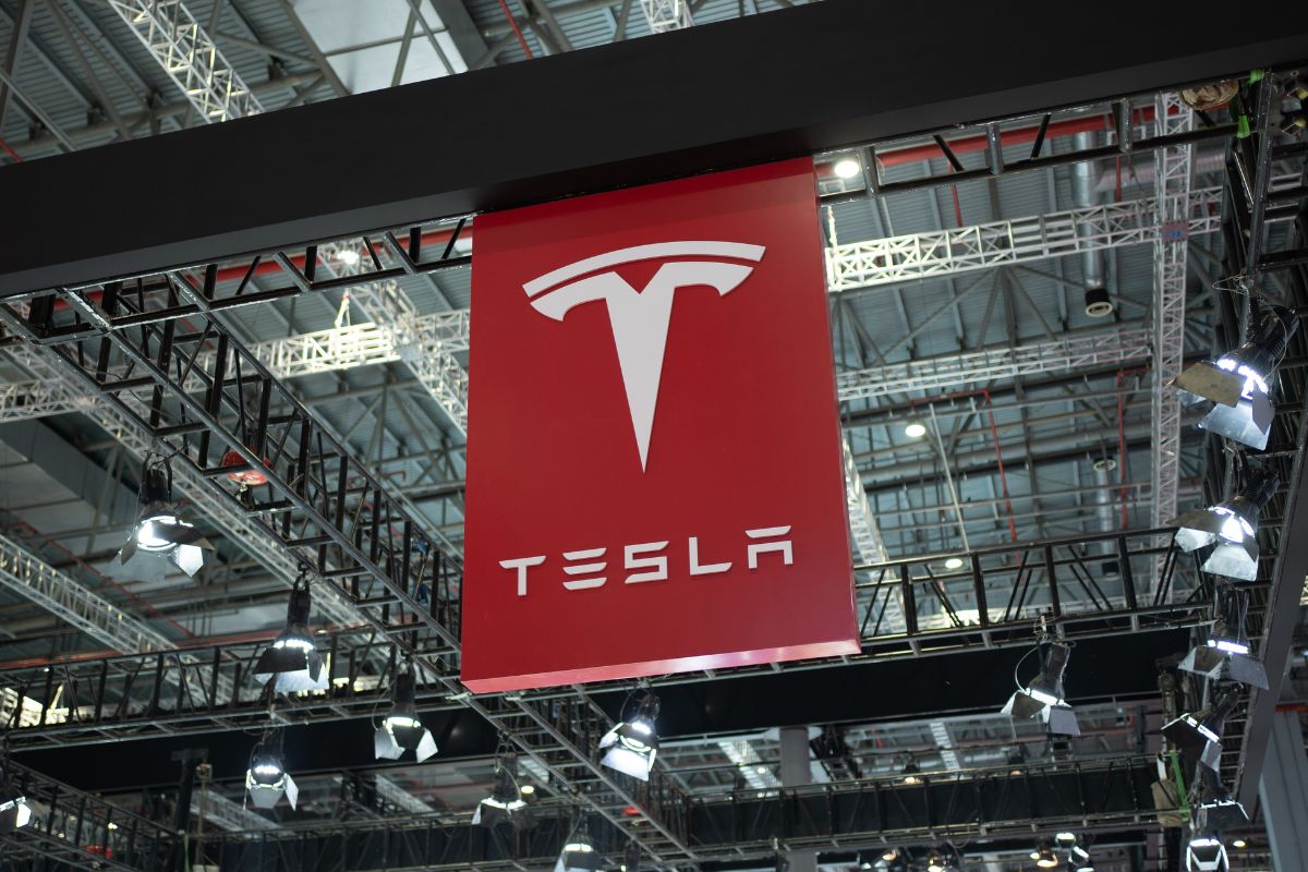 Tesla (TSLA34) prepara lançamento do Robotaxi: o que investidores devem ...